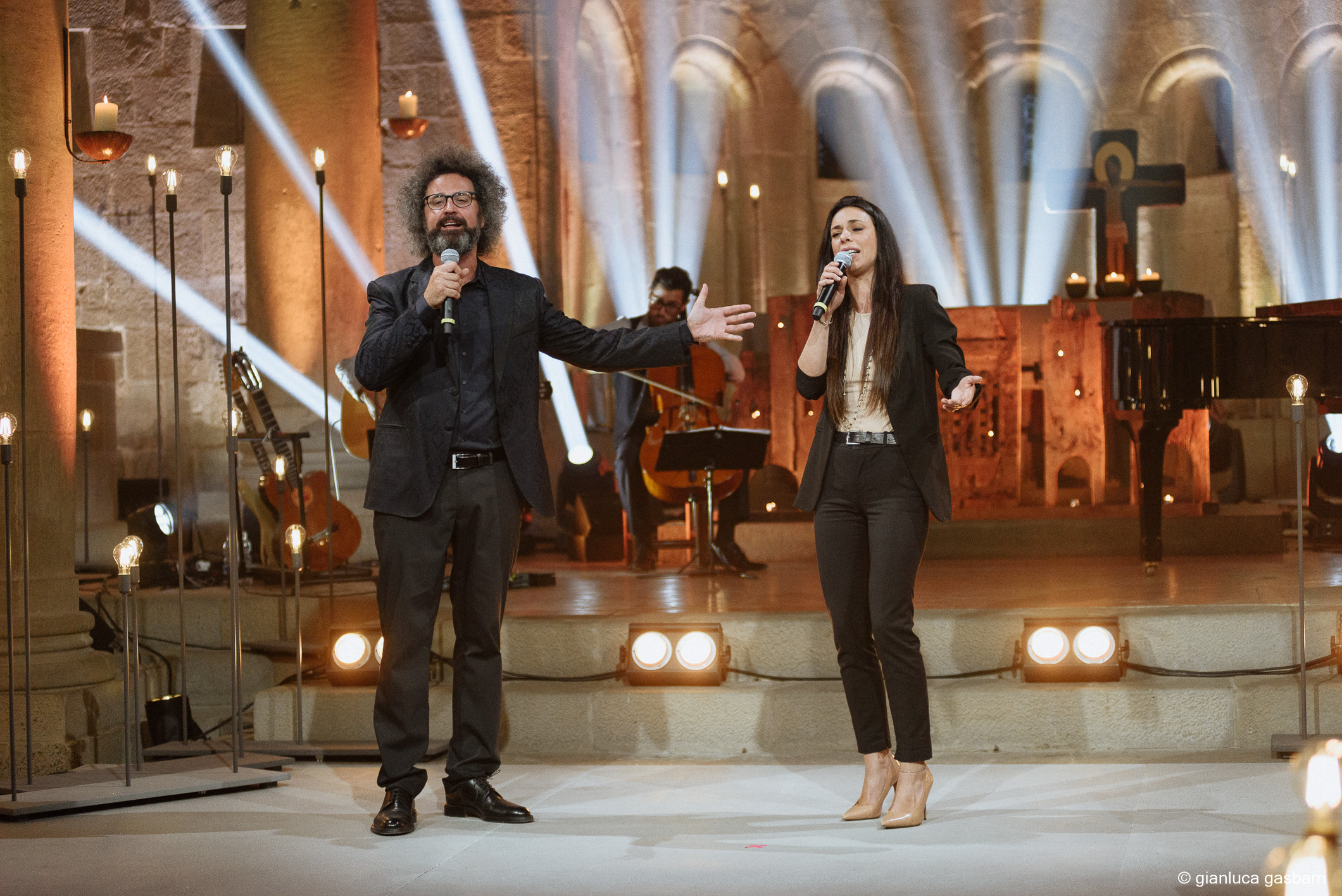 Simone Cristicchi e Amara: concerto di Natale dalla pieve di romena ... Simone Cristicchi e Amara: concerto di Natale dalla pieve di romena ...